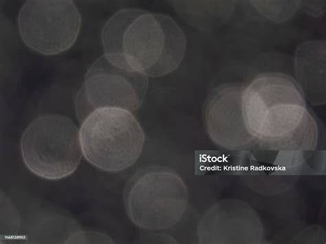 회색과 흰색 보케 효과와 햇빛 반사의 의도적으로 흐릿한 보기 빛나는 배경입니다 아름다운 중성 톤의 사진 보케 효과가 있는 흐릿한