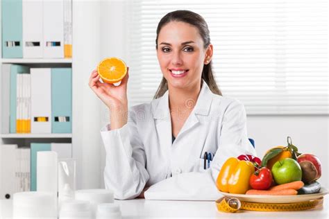 Nutricionista De Sexo Femenino Que Sostiene Una Manzana Verde Imagen De Archivo Imagen De