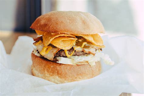 신선한 홈메이드 버거와 커 틀 릿 베이컨 칩과 겨자 소스가 나무 테이블에 있습니다 0명에 대한 스톡 사진 및 기타 이미지 0명 갈색 감자 요리 Istock