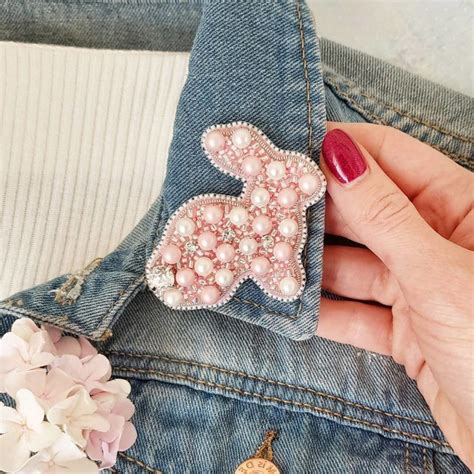 брошь заяц из бисера картинка | Beaded embroidery, Embroidered clothes ...