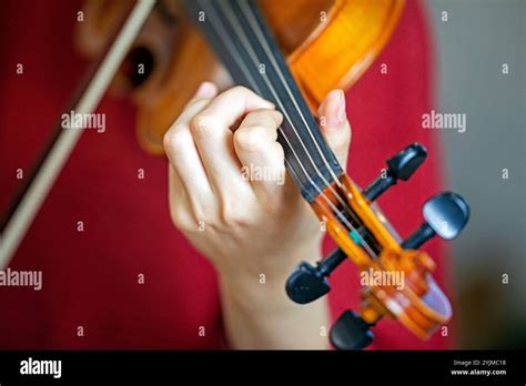 Play The Violin With The Left Hand Correct Positioning Of The Hand And