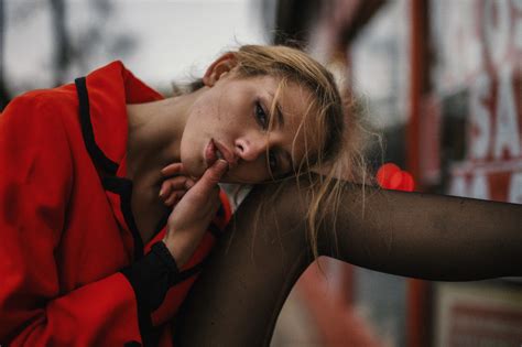 배경 화면 야외 여성 여자들 모델 갈색 머리의 뷰어를보고 빨간 다리 좌석 입술에 손가락 부스스한 머리 제시 헤르 조그 검은 색 팬티 스타킹 사람