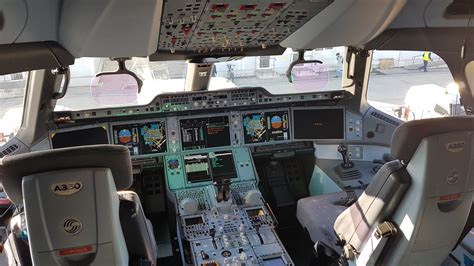 Cockpit Of Airbus A350 Xwb Aircraft Aviones Aviones De Pasajeros