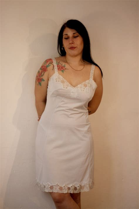 Vestido Slip Azul Claro De Nailon De Los Años 70 Con Detalles De Encaje