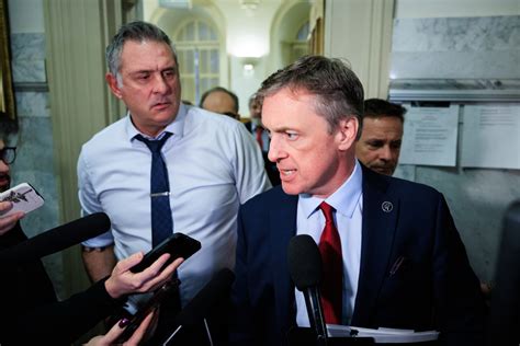 Caucus Présessionnel Du Plq Tanguay Accuse Le Pq De Comparer Les Québécois à Des Esclaves