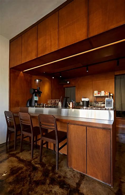 짙은 우드 컬러로 대비감을 준 7평 로스터리 카페 인테리어 서대문구 대현동