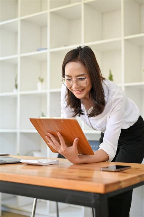 Portrait Beautiful Asian Businesswoman Is Leaning On The Table