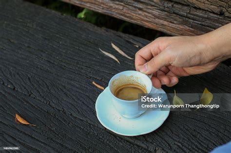 단풍이 있는 나무 테이블에 하얀 커피 컵을 들고 있다 아웃도어 라이프스타일 복사 공간이있는 다과 여름 음료 갈색에 대한 스톡