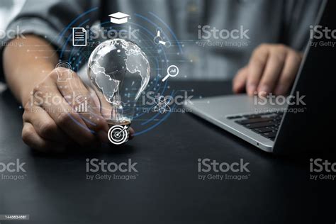 창의적 사고 아이디어와 계획 또는 작업 솔루션 개념에 대한 학습 지식을 위한 교육 학습 아이콘으로 빛나는 전구를 들고 있는 사업가 또는 학생 훈련 기술 개념에 대한 스톡