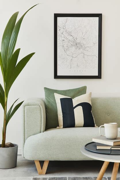 녹색 소파 디자인 푸프 포스터지도 가구 카펫 식물 장식 및 우아한 액세서리가있는 세련된 로프트 인테리어 현대 가정 장식 주형 프리미엄 사진