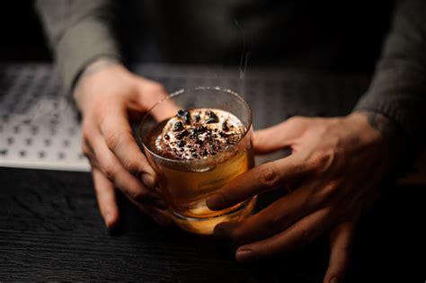 말린 오렌지와 함께 맛 있는 칵테일을 제공 하는 위 전문 바텐더에서 보기 가득 찬에 대한 스톡 사진 및 기타 이미지 가득 찬