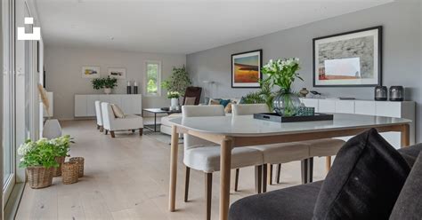 가구와 큰 창문으로 가득 찬 거실 사진 Unsplash의 무료 식당 이미지