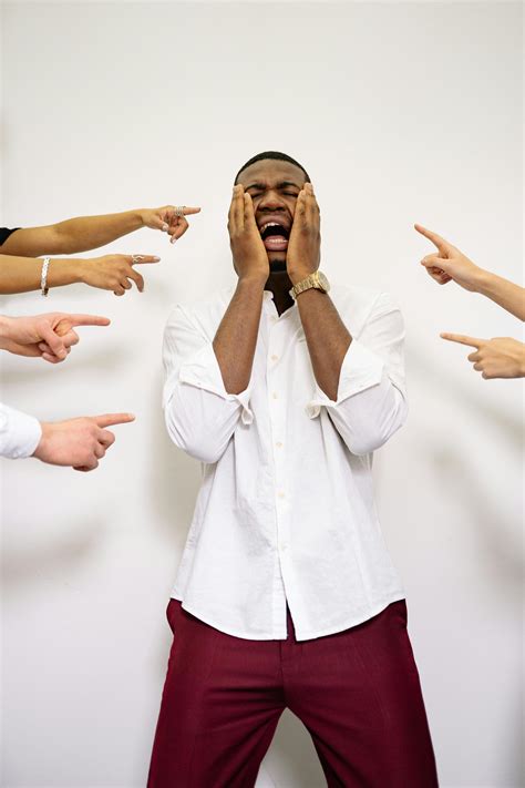 실내 Sititng 감독 경력 관리자 괴롭힘 기업 남용 당황 따돌림 문서 문화 불행한 비전문가 • 비즈니스 비즈니스 복장 사람 사무실