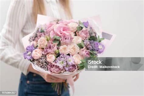 여자의 손에 혼합 꽃의 아름다운 꽃다발 꽃 가게에서 꽃집의 작품 섬세 한 파스텔 색상입니다 신선한 컷 꽃입니다 핑크와 라일락 칼라 계절에 대한 스톡 사진 및 기타 이미지