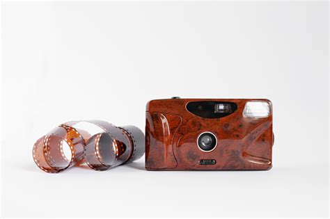 흰색 고립 된 배경에 롤 필름과 빨간색의 필름 복고풍 카메라 아날로그 사진 컨셉 개념에 대한 스톡 사진 및 기타 이미지 개념 골동품 나선형 Istock