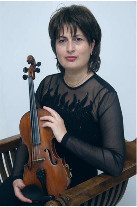 ჩემს ცხოვრებაში პირველად ვნახე ამხელა ცაცხვის ხე მისი დიამეტრი იქნება დაახლოებით 5 მეტრი არის