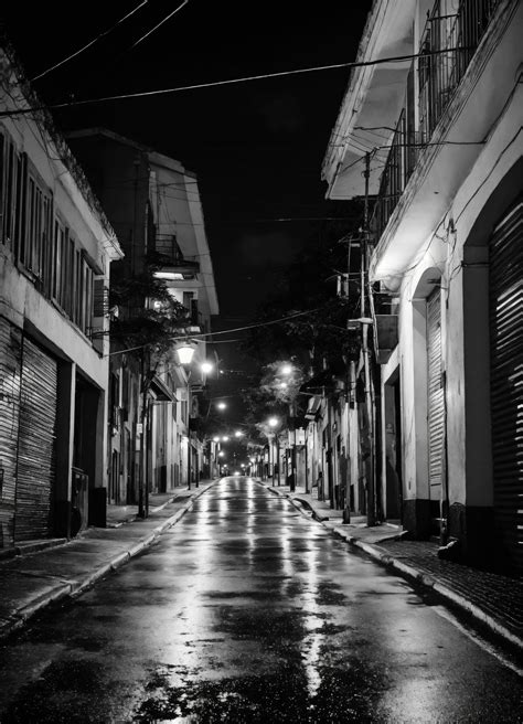 Lexica Fotografia De Rua Em Preto E Branco De Uma Noite Chuvosa Em Rio De Janeiro Reflexos No