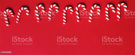 빨간색 배경에 사탕 지팡이 프레임이있는 평평한 크리스마스 구성을 놓습니다 텍스트 공간 복사 12월에 대한 스톡 사진 및 기타 이미지 Istock