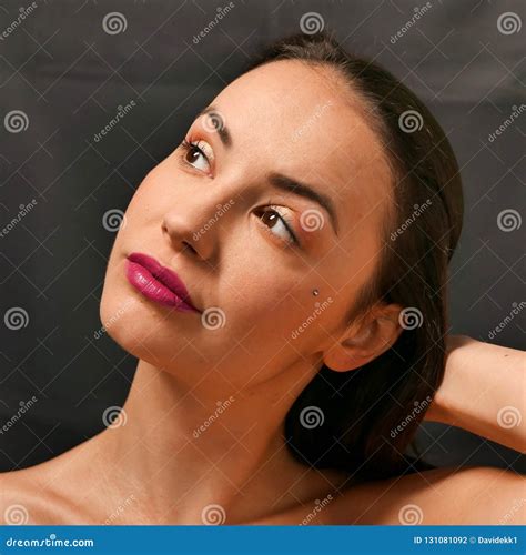 Ragazza Nuda Del Ritratto Che Si Siede Sul Letto Fotografia Stock Immagine Di Bellezza Modo