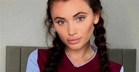 Flight Attendant And Barista Quits Both Jobs For Onlyfans And Now Makes