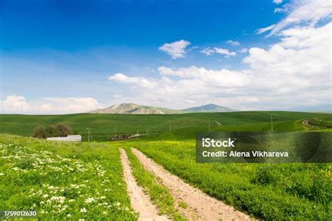 아름다운 봄과 여름 풍경 푸른 언덕 사이의 산악 시골 길 밝은 녹색 잔디입니다 0명에 대한 스톡 사진 및 기타 이미지 0명