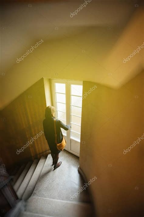 Mujer Descendiendo Escaleras En Edificio Viejo 2024
