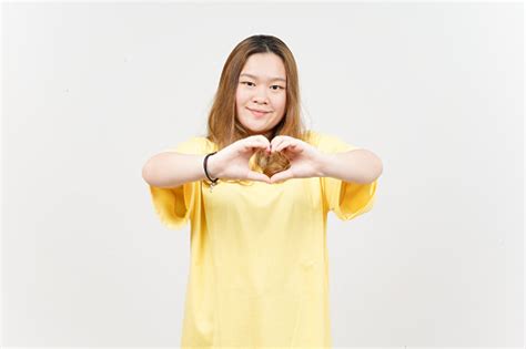 흰색 배경에 고립 된 노란색 티셔츠를 입은 아름다운 아시아 여성의 사랑 기호 표시 18 19세에 대한 스톡 사진 및 기타 이미지 18 19세 20 29세 감정