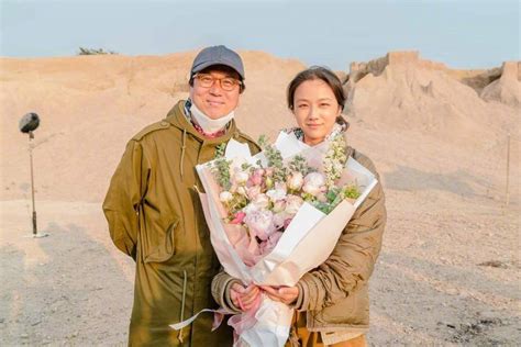 汤唯孔刘杀青合照曝光 与丈夫金泰勇同框笑容温婉 搜狐大视野 搜狐新闻