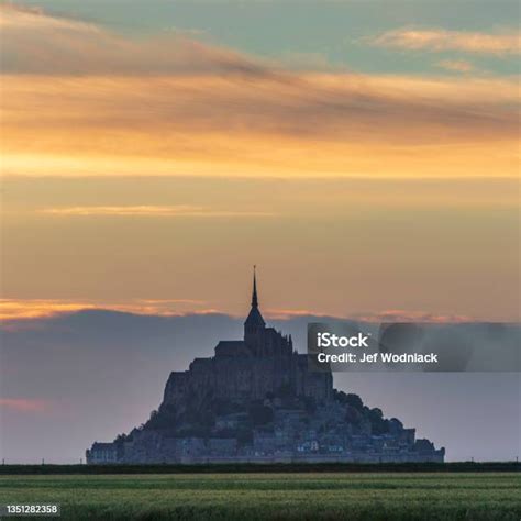 프랑스에서 가장 아름답고 유명한 마을 중 하나인 석양을 바라보며 몽생 미셸의 전경 0명에 대한 스톡 사진 및 기타 이미지 0명 건축 관광 Istock