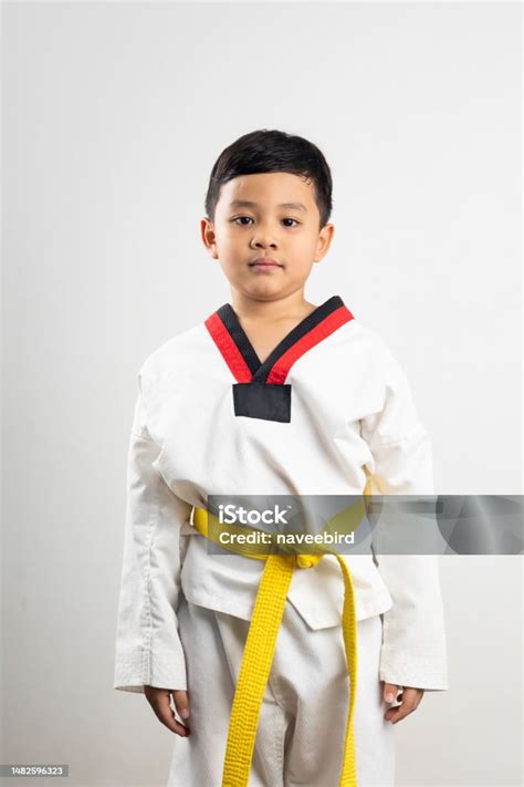 초상화 아시아 소년 아이 가라테 무술 노란색 벨트가 달린 태권도 유니폼 하얀 배경 배너에 고립된 아시아 학교 소년 6 7 살에 대한 스톡 사진 및 기타 이미지 Istock