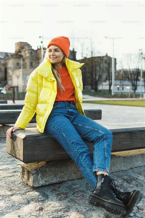 노란색 복어와 주황색 니트 모자를 쓴 세련된 소녀의 초상화 사진 Unsplash의 재킷 이미지