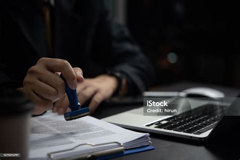 계약서에 서명하는 사업가문서 승인 중요한 문서에 스탬프를 찍거나 중요한 법률 문서에 서명하는 서명 고무도장에 대한 스톡 사진 및