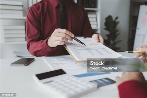 창업 회사 회의 비즈니스 전략 계획을 위한 브레인스토밍 회의 체계적이고 단계별 작업을 위한 순서도 작성 시스템 계획 개념 및 순서도 준비 2명에 대한 스톡 사진 및 기타