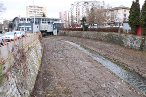 Почистеното корито на река Струма бързо евтино ефективно