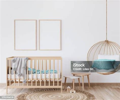 보육 신생아 침실 나무 침대 등나무 스윙과 스칸디나비아 인테리어 디자인의 두 포스터에서 프레임을 모의 아기방에 대한 스톡 사진 및 기타 이미지 Istock