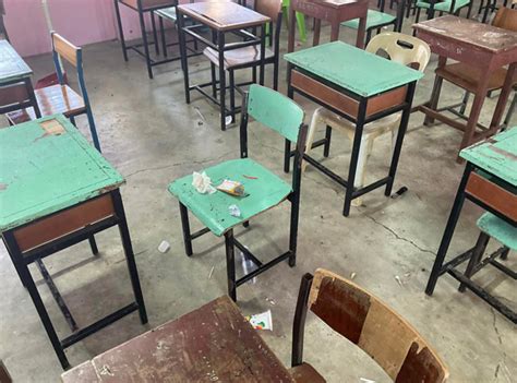 อัลบั้มภาพ สภาพห้องเรียนสกปรก หลังนักเรียนแอบเอาของกินเข้ามา ครูเห็นแทบ
