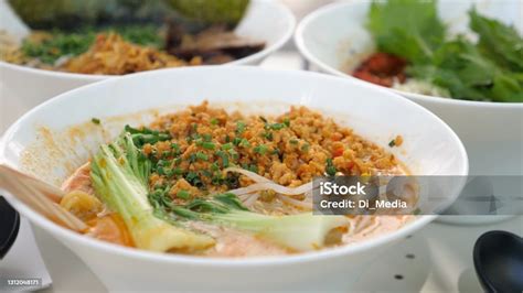 건강한 인기있는 아시아 길거리 음식 흰 도자기 그릇에 담긴 다양한 종류의 일본 전통 라면 수프를 클로즈업 Miso Sauce에