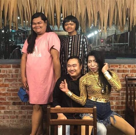 ေလာကီသုခဘံု