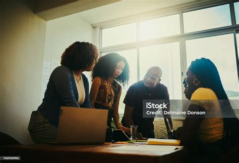 회의 노트북 및 계획 또는 전략에 대해 사무실에서 일하는 비즈니스 팀과의 공동 작업 팀워크 재무 및 문서 교육 워크숍에서 남녀 직원 그룹과의 문서 공동체에 대한 스톡 사진