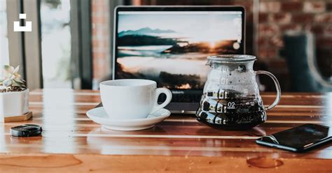 커피 디켄터 근처에 접시가 있는 흰색 찻잔 사진 Unsplash의 무료 전화 이미지