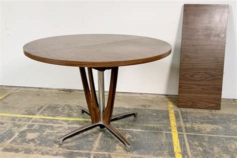 Round Mcm Dining Table With Pedestal Base Mid Century Dining Room