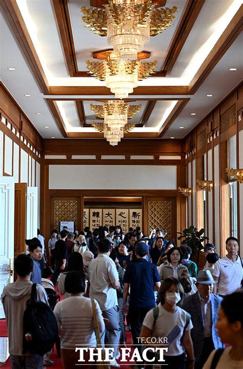 대통령 집무실 복귀 앞둔 청와대 마지막 관람객 인파 [tf사진관] 포토 기사 더팩트