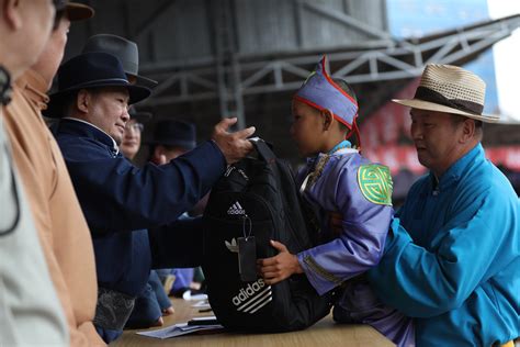 Ерөнхийлөгч хурдан морины унаач хүүхдүүдэд баяр хүргэж гарын бэлэг гардуулав