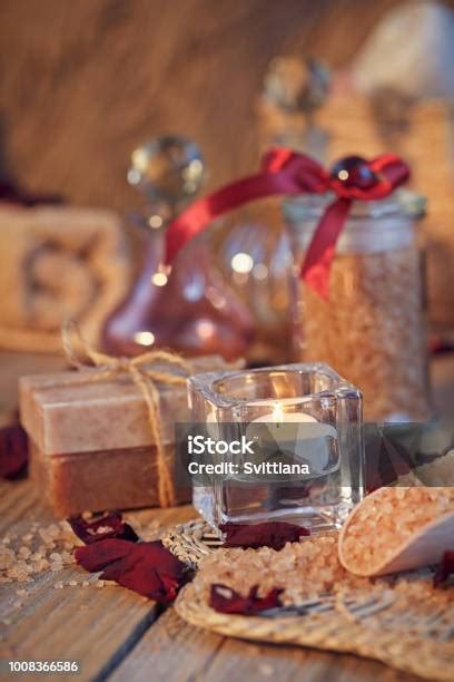 에스테틱의 구성입니다 천연 수 제 비누 하 고 향기로운 허브와 함께 바다 소금 갈색에 대한 스톡 사진 및 기타 이미지 갈색 개념 건강관리와 의술 Istock