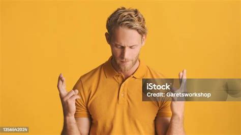 매력적인 금발 수염 남자 교차 손가락 잘하면 노란색 배경에 고립 된 카메라에기도 30 34세에 대한 스톡 사진 및 기타 이미지 30 34세 감정 개념 Istock