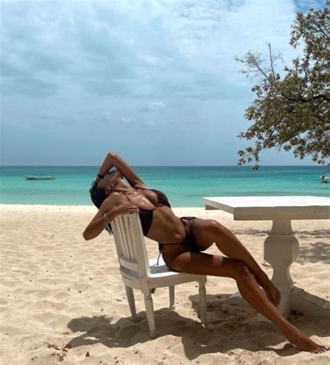 Pin By Carolinaponti On Maldives Summer Poses Beach Photography