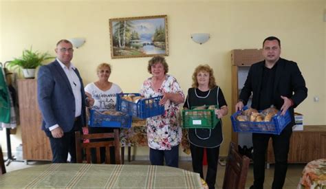 Иван Ченчев от БСП дари десетки козунаци на домове за възрастни хора в областите София и Габрово