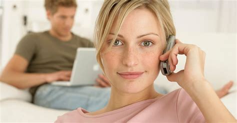 가정 생활 관계 금발 금발의 기술 남자 노트북 대화 디지털 라이프스타일 멀티 태스킹 무선 미소 밝은 배경 비공식적 인 사람 소통 실내