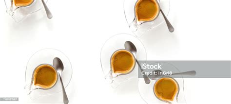 흰색 배경에 고립 된 유리 컵에 이탈리아 에스프레소 커피의 배너입니다 복사 공간 기계류에 대한 스톡 사진 및 기타 이미지 기계류 라떼 마실 것 Istock