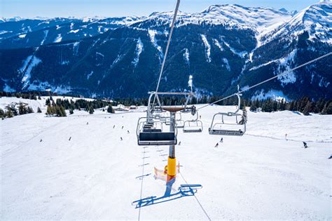 산을 따라 가는 좌석이 있는 스키 리프트와 하늘과 스노우보드의 길 겨울에 대한 스톡 사진 및 기타 이미지 겨울 계절 공중 케이블 카 Istock